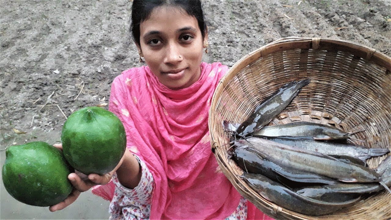 Bengali Fish Recipe Magur Macher Jhol with Papaya | Fish Curry Cooking ...