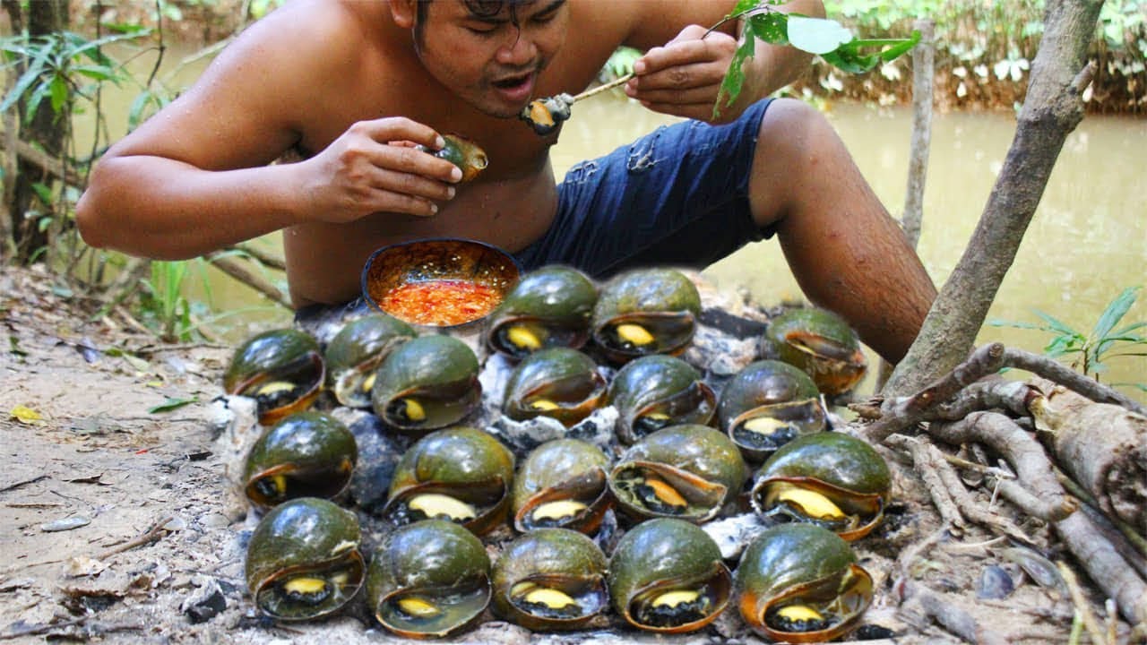 Cooking Snail bbq eat with Chili Sauce - Collect Snail in River with ...