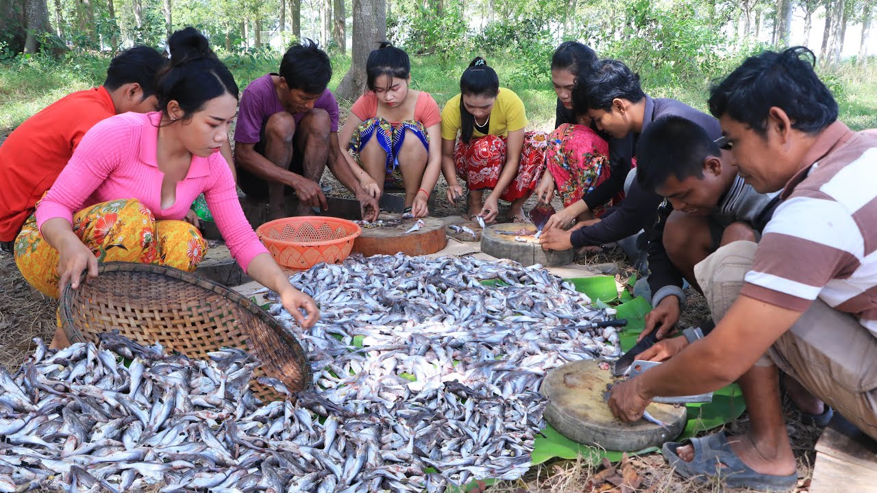 Amazing cook and eat fish crispy with chili sauce in my big family ...