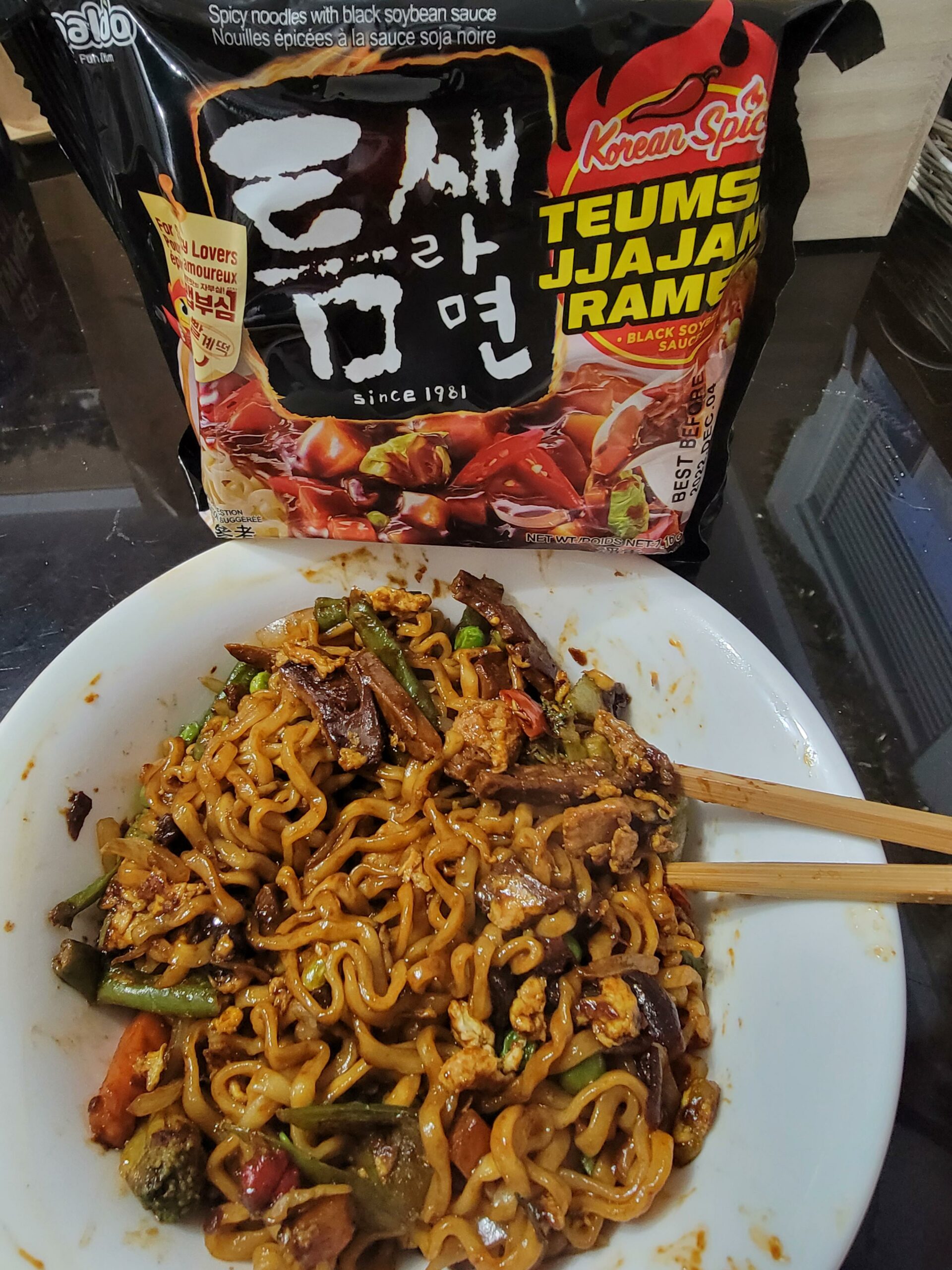 Paldo Teumsae Jjajang Ramen with stir fried vegetables and egg. Has a ...