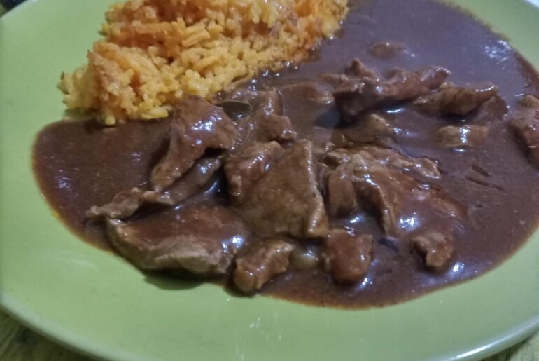 Chuletas con papas en salsa de chile rayado - Chili Chili
