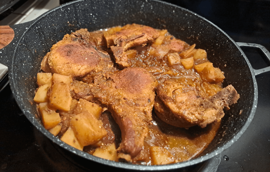 Chuletas con papas en salsa de chile rayado - Chili Chili